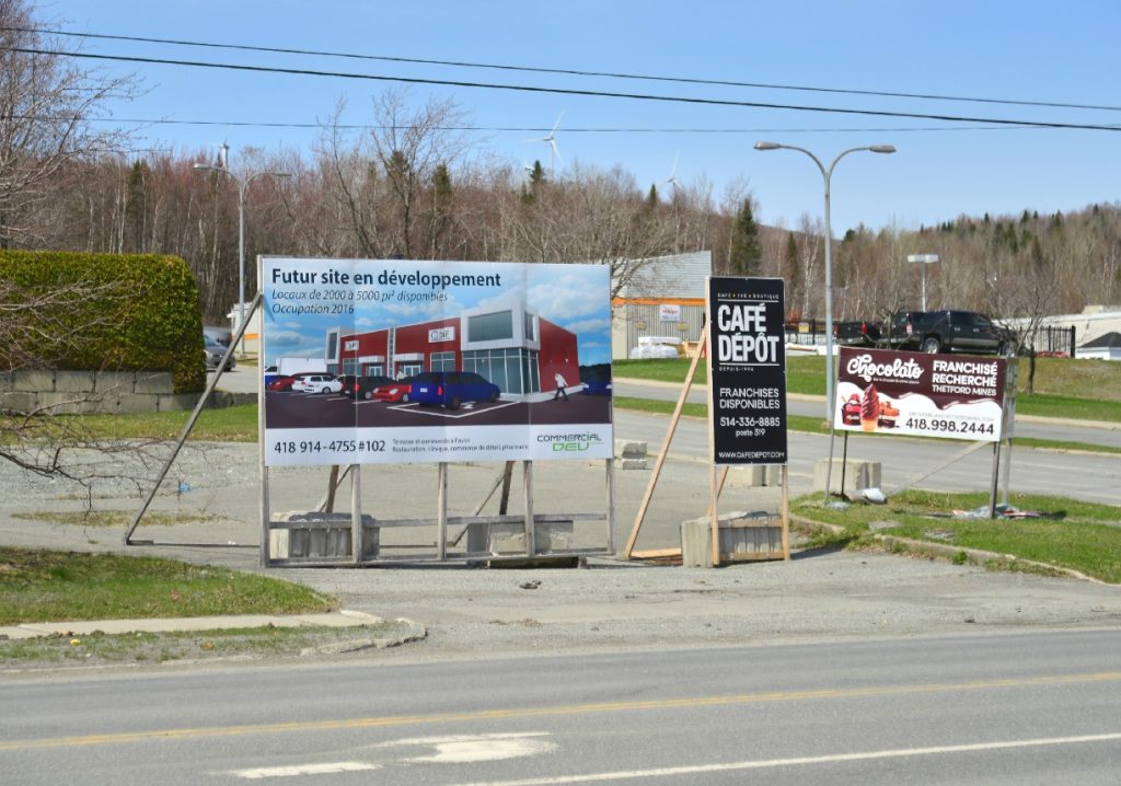 Une autre station-service construite sur le boulevard Frontenac ...
