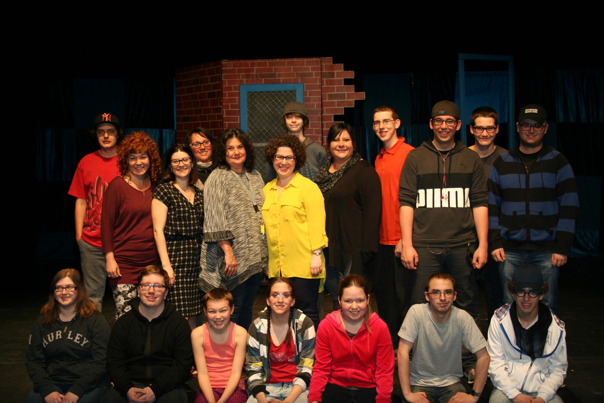 Des jeunes présentent une pièce de théâtre pour contrer l'intimidation ...