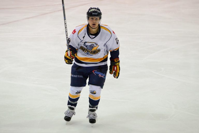 Simon Gamache signe avec l'Assurancia - Courrier Frontenac