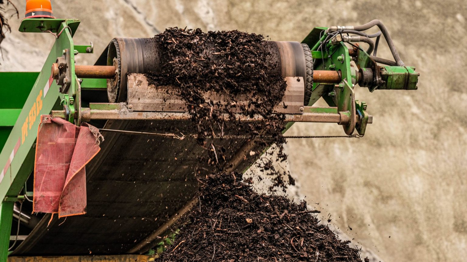 Premier tamisage sur la plateforme de compost - Courrier Frontenac