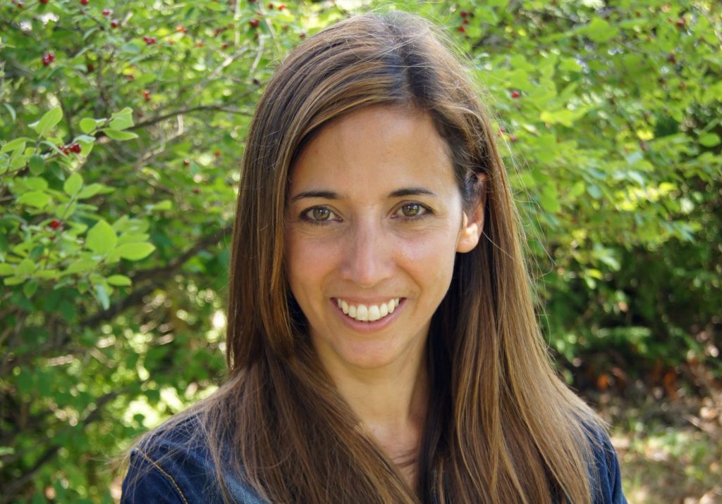 Julie DeBlois lance un premier livre : « Regarder devant » - Courrier ...