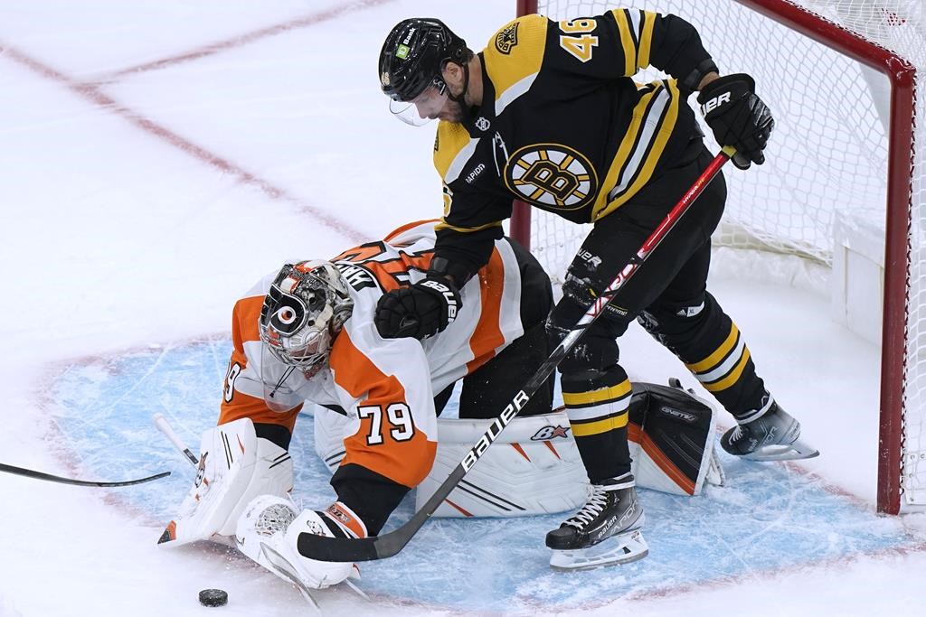 David Krejci réalise un doublé en troisième période contre les Flyers ...