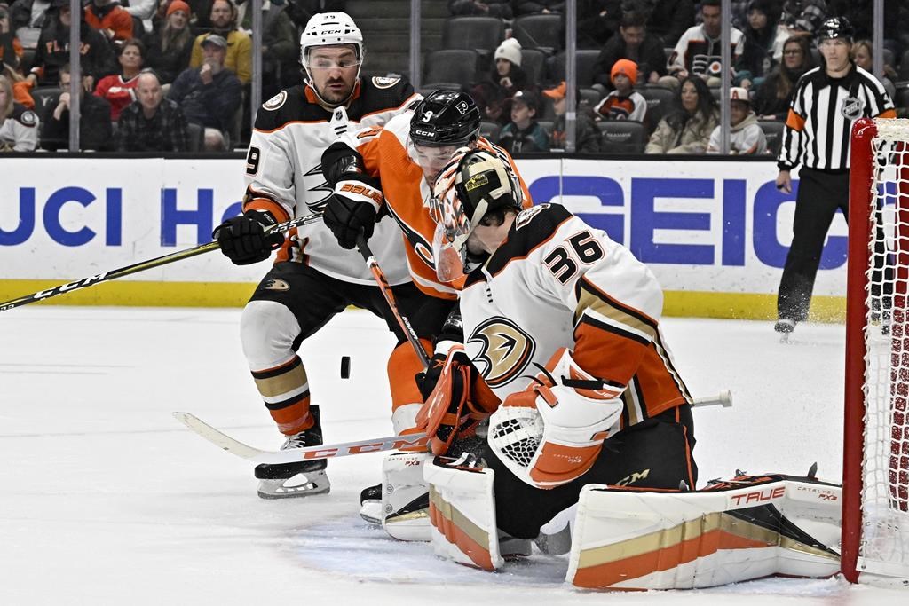 Konecny et Farabee mènent les Flyers à un gain de 4-1 contre les Ducks ...