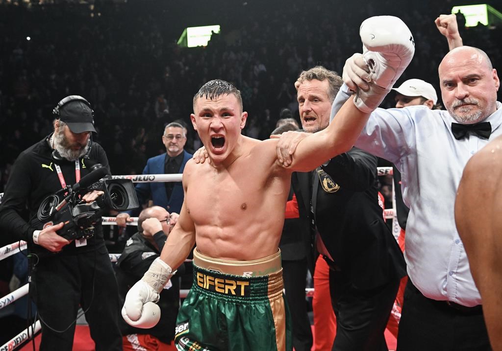 Eifert donne une leçon de boxe à Pascal, qui n'est pas d'accord avec la ...