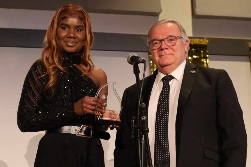 Élima Diabong reçoit le prix "Femme Noire inspirante de l'année ...