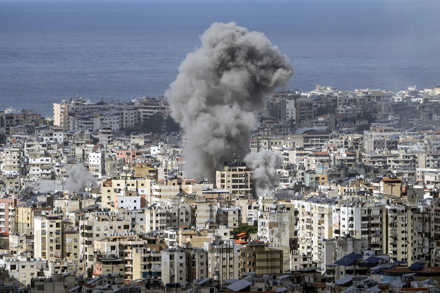 Israël lance de nouvelles frappes aériennes sur le Liban - Courrier ...
