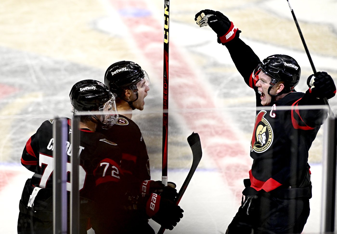 Thomas Chabot offre une victoire aux Sénateurs en prolongation contre ...