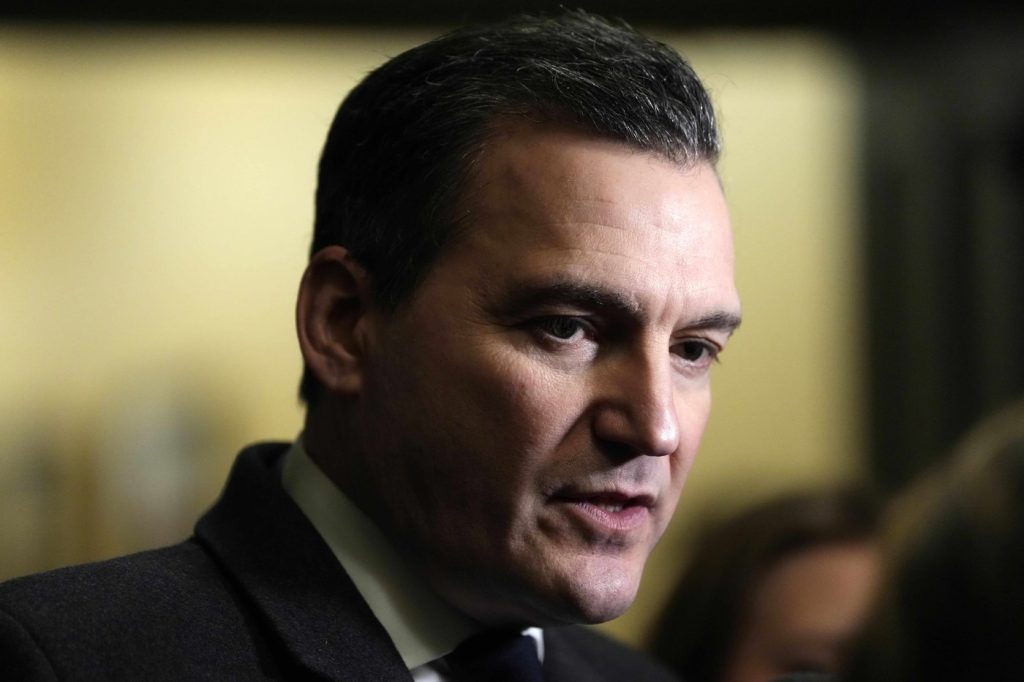 Evan Solomon annonce un investissement de 8,5M$ en IA pour le Canada ...
